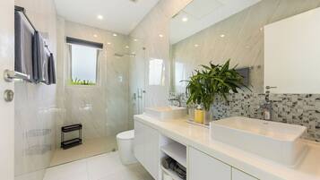 Vila superluxo | Banheiro | Chuveiro, chuveiro com efeito de chuva, secador de cabelo, bidê
