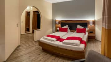 Quarto Clássico com Cama de Casal | Cofre no quarto, secretária, camas desdobráveis, Wi-fi grátis