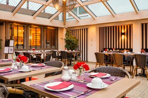 Café da manhã com buffet diário (EUR 10 por pessoa)