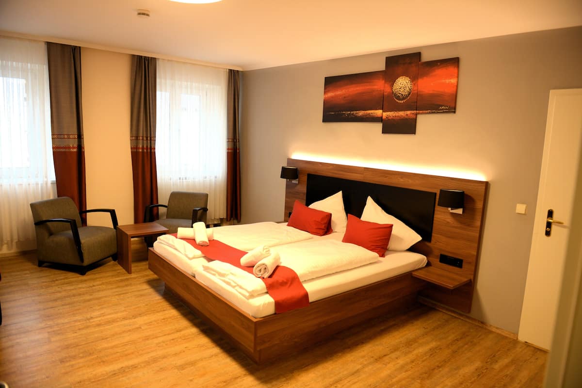 Quarto Clássico com Cama de Casal | Cofre no quarto, secretária, camas desdobráveis, Wi-fi grátis