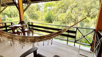 Quarto Superior, vista para o lago (Ouro) | Sala de estar | TV de ecrã plano