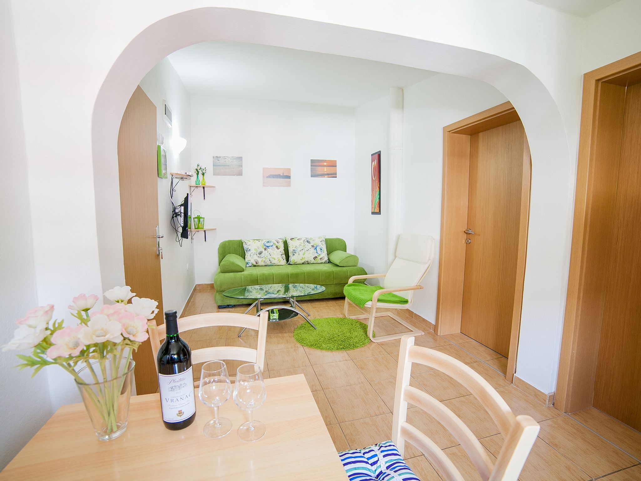 Apartamento, 2 quartos, varanda | Sala de estar | TV de ecrã plano 