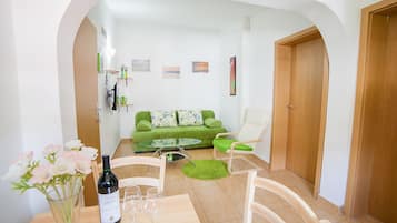 Apartamento, 2 quartos, varanda | Sala de estar | TV de ecrã plano