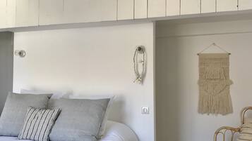 Quarto conforto, para não fumantes, banheiro privativo | Frigobar, individualmente decorados, individualmente mobiliados