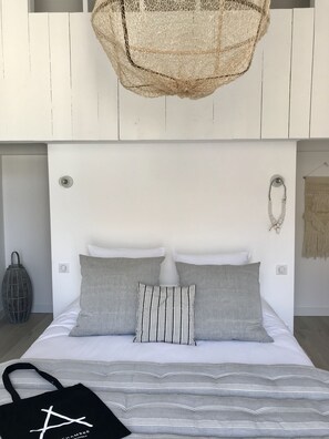 Quarto conforto, para não fumantes, banheiro privativo | Frigobar, individualmente decorados, individualmente mobiliados