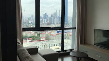 Condo panorâmico, 2 quartos (KLCC View - Unit 1) | Sala de estar | TV LCD, mesa de pingue-pongue