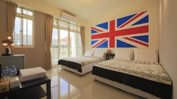 Quarto Quádruplo | Secretária, cortinas/cortinados opacos, Wi-fi grátis