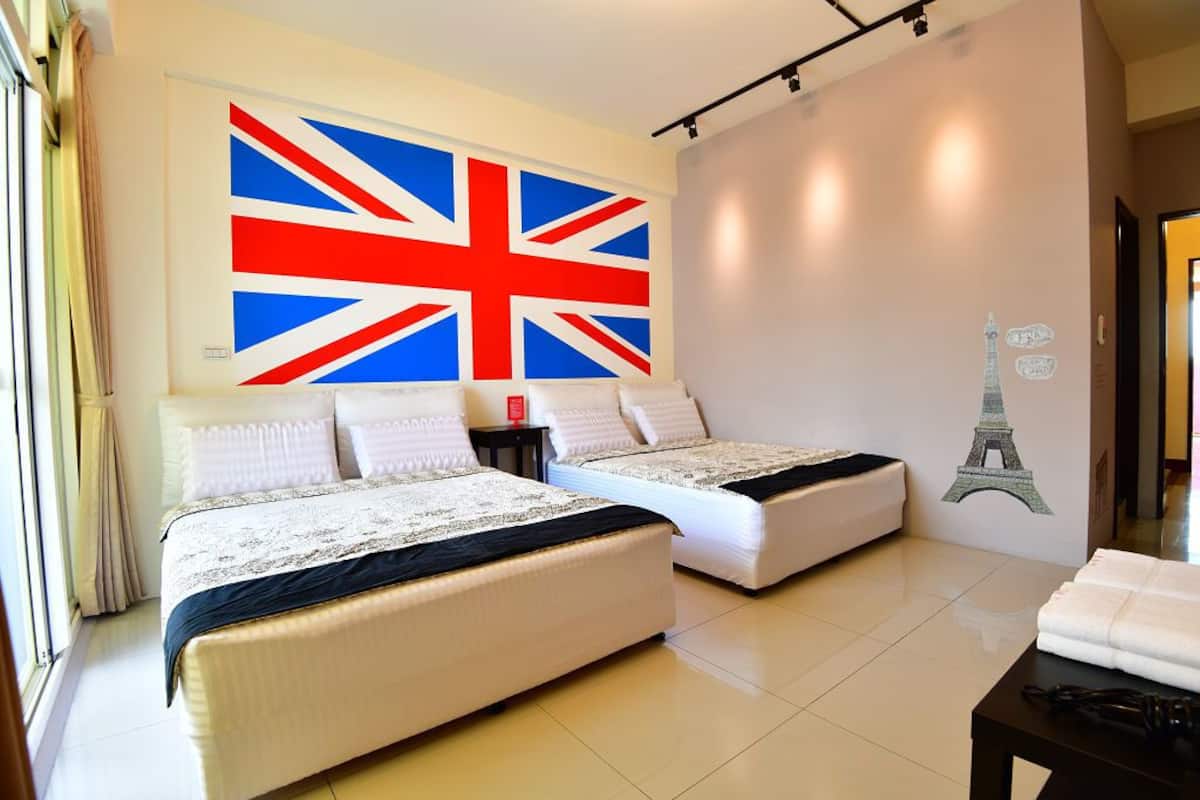 Quarto Quádruplo | Secretária, cortinas/cortinados opacos, Wi-fi grátis