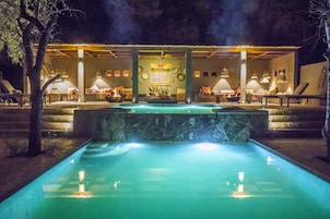 Piscina externa, espreguiçadeiras