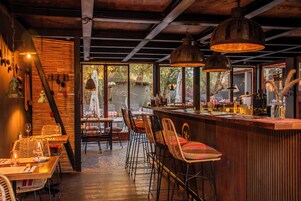 Café da manhã, almoço e jantar; culinária internacional 