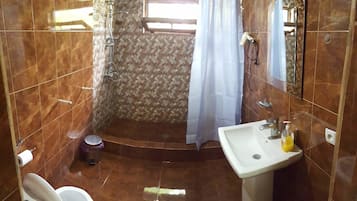 Casa Básica, 2 camas individuais, não fumadores | Casa de banho | Um polibã, artigos de higiene pessoal grátis, um secador de cabelo