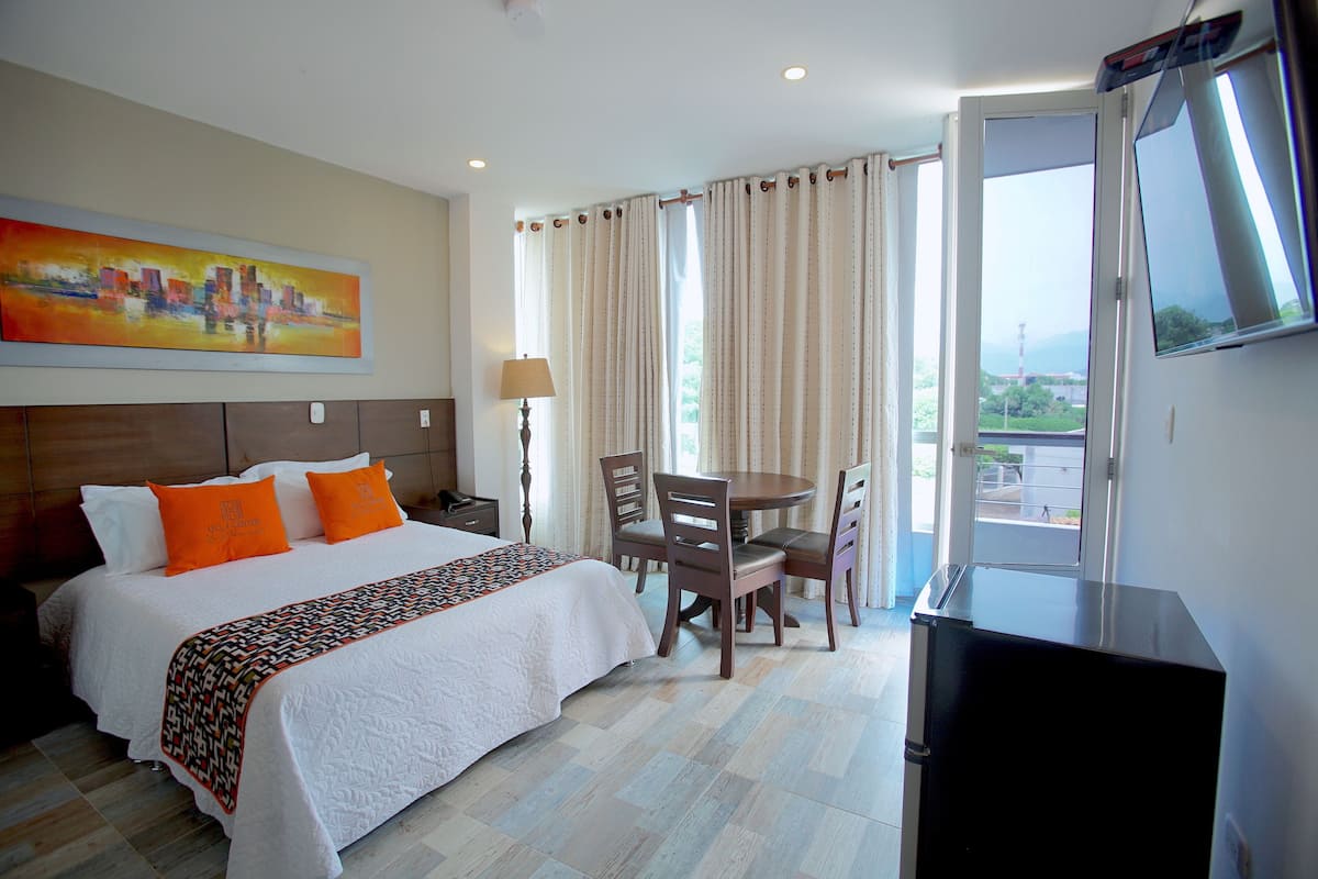 Quarto luxo, sacada | Frigobar, cofres nos quartos, escrivaninha, Wi-Fi de cortesia