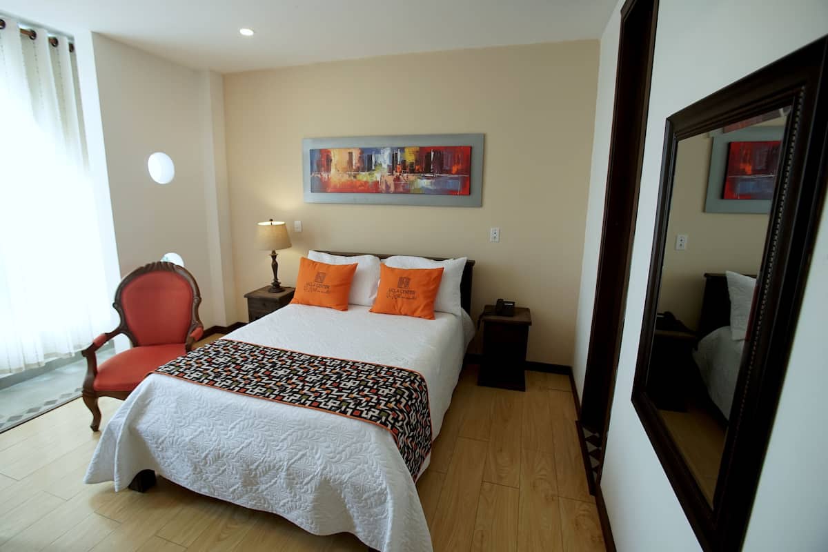 Quarto luxo | Frigobar, cofres nos quartos, escrivaninha, Wi-Fi de cortesia