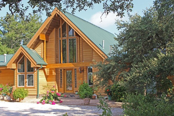 Prow'd House Bed & Breakfast - San Marcos, TX