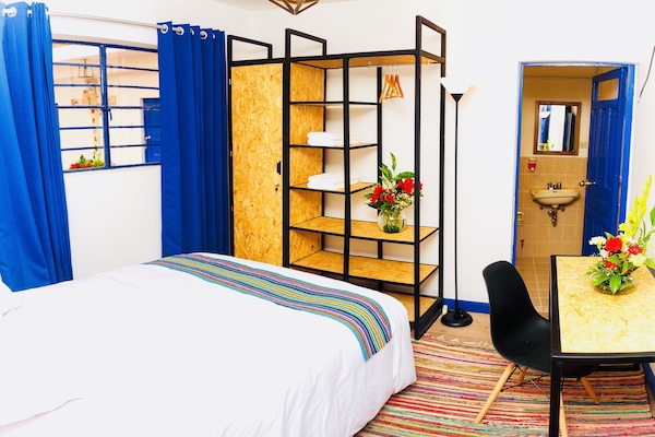 Espaço de trabalho para notebook, Wi-Fi de cortesia, roupa de cama