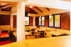 Café da manhã com buffet grátis todos os dias