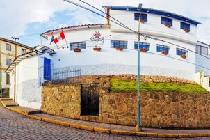 Fachada da propriedade à noite