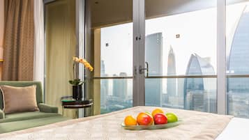 Superior Studio with Partial Burj Khalifa View | Cofre no quarto, secretária, ferro/tábua de engomar, Wi-fi grátis