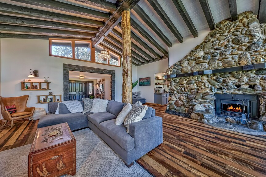 ¡Recién Disponible! En La Quinta Calle, Vistas Espectaculares, Casa Con Estilo Chic. - South Lake Tahoe, CA