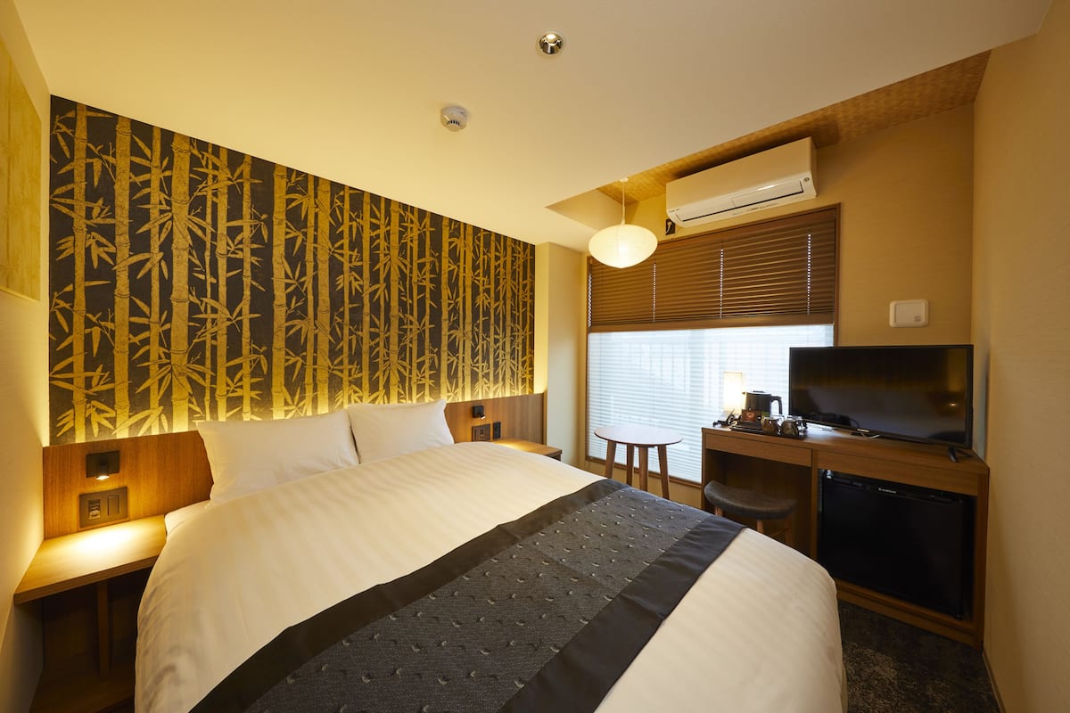 Quarto casal standard | Cofres nos quartos, escrivaninha, cortinas blackout