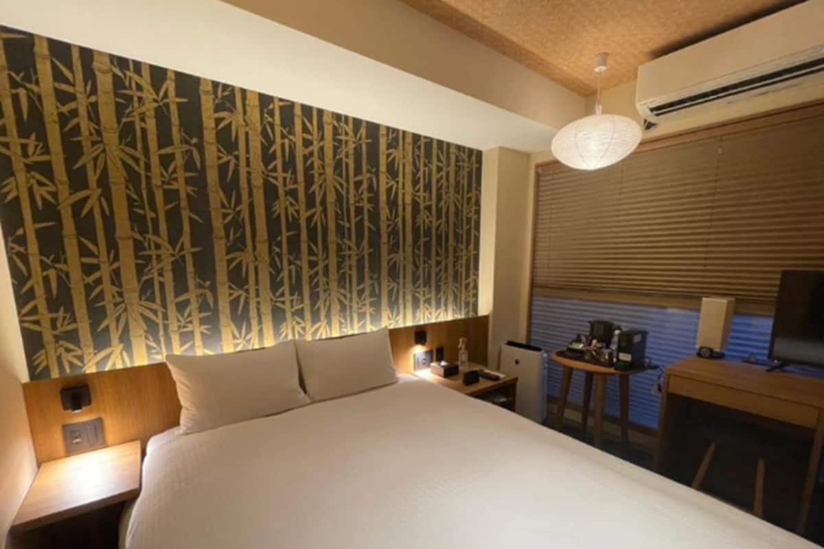 Quarto casal econômico | Cofres nos quartos, escrivaninha, cortinas blackout