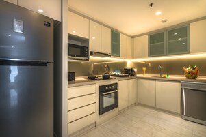 Uma cafeteira/bule, uma chaleira elétrica, Rolo de cozinha 