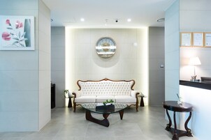 Área de estar no saguão