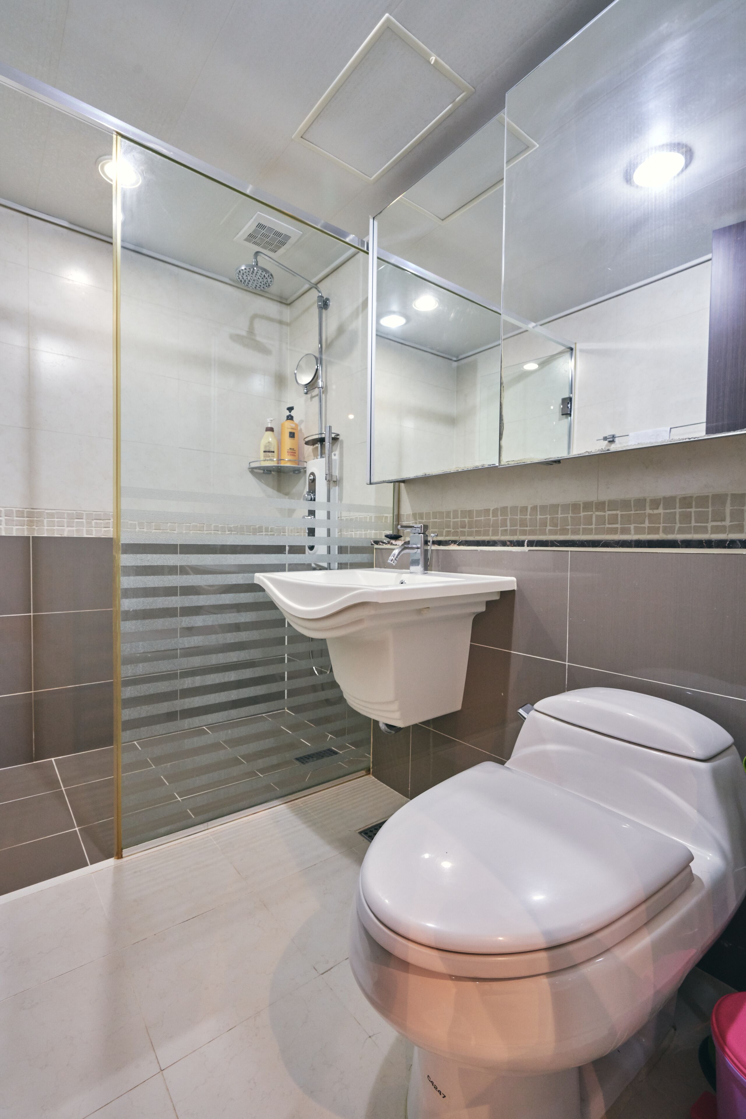 Apartamento Premier | Casa de banho | Um polibã, artigos de higiene pessoal grátis, toalhas fornecidas 