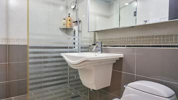 Apartamento Premier | Casa de banho | Um polibã, artigos de higiene pessoal grátis, toalhas fornecidas
