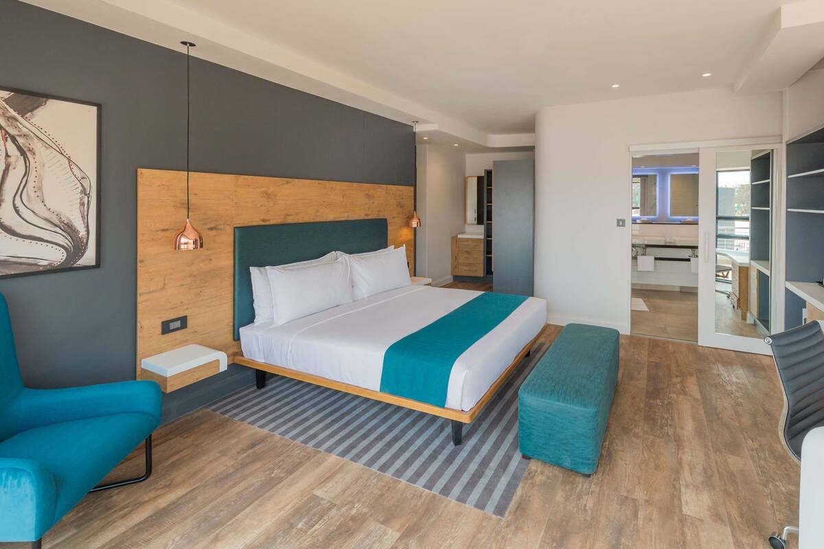 Quarto executivo | Roupas de cama premium, cofres nos quartos, escrivaninha