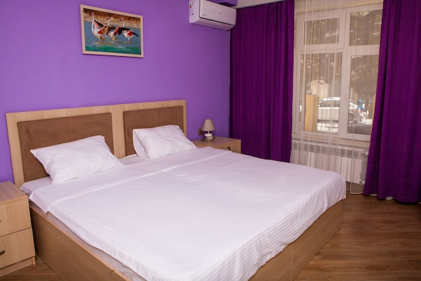 Frigobar, cofres nos quartos, escrivaninha, cortinas blackout