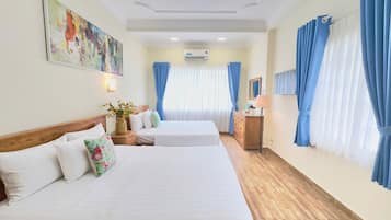 Quarto Familiar, 2 camas de casal | Secretária, cortinas/cortinados opacos, camas desdobráveis