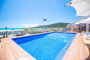 2 piscinas exteriores, espreguiçadeiras 