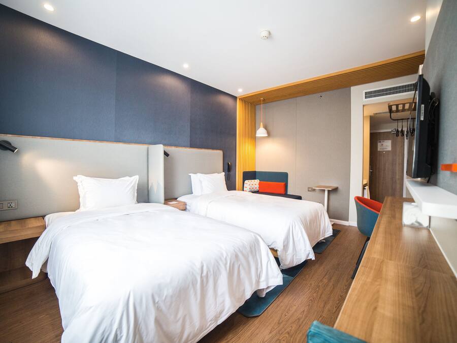 Edredões de penas, minibar, cofre no quarto