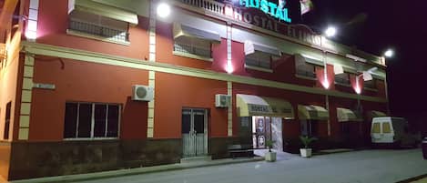 Fachada da propriedade à noite