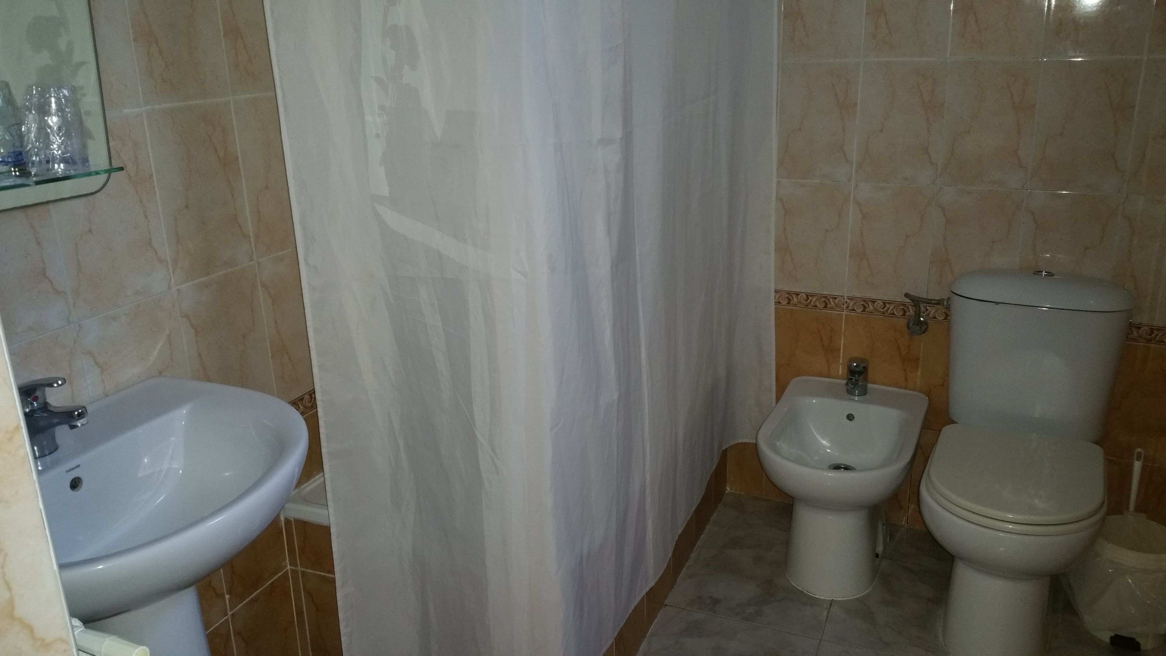 Casa de banho com lavatório, bidé e sanita.