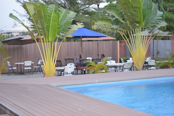 Piscina externa, funciona das 7h às 21h30, guarda-sóis