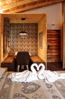 Cofres nos quartos, escrivaninha, quartos à prova de som