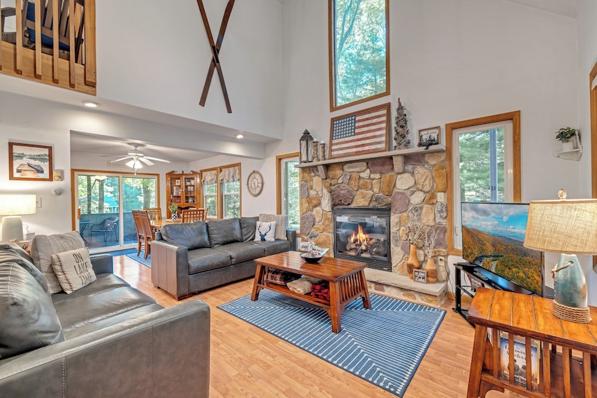 Lake Harmony Home With 4 Bdrms. Hot Tub, Linens Included, Great Location. - Lake Harmony, PA