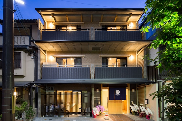 Fachada da propriedade à noite