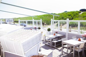 Terraço com espreguiçadeiras