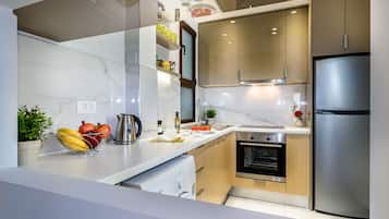 Apartamento, 2 quartos | Cozinha privada | Um frigorífico/congelador grande, um micro-ondas, um forno