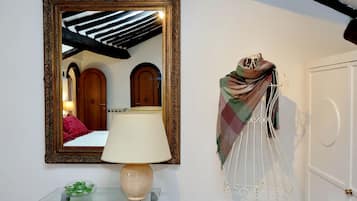 1 quarto, ferro/tábua de engomar, berços/camas para crianças