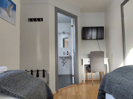 Quarto duplo, banheiro privativo | Cortinas blackout, Wi-Fi de cortesia, roupa de cama