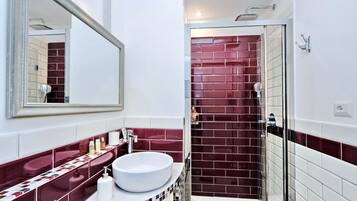 Apartamento, 2 quartos | Casa de banho | Um polibã, um chuveiro fixo, um secador de cabelo, um bidé