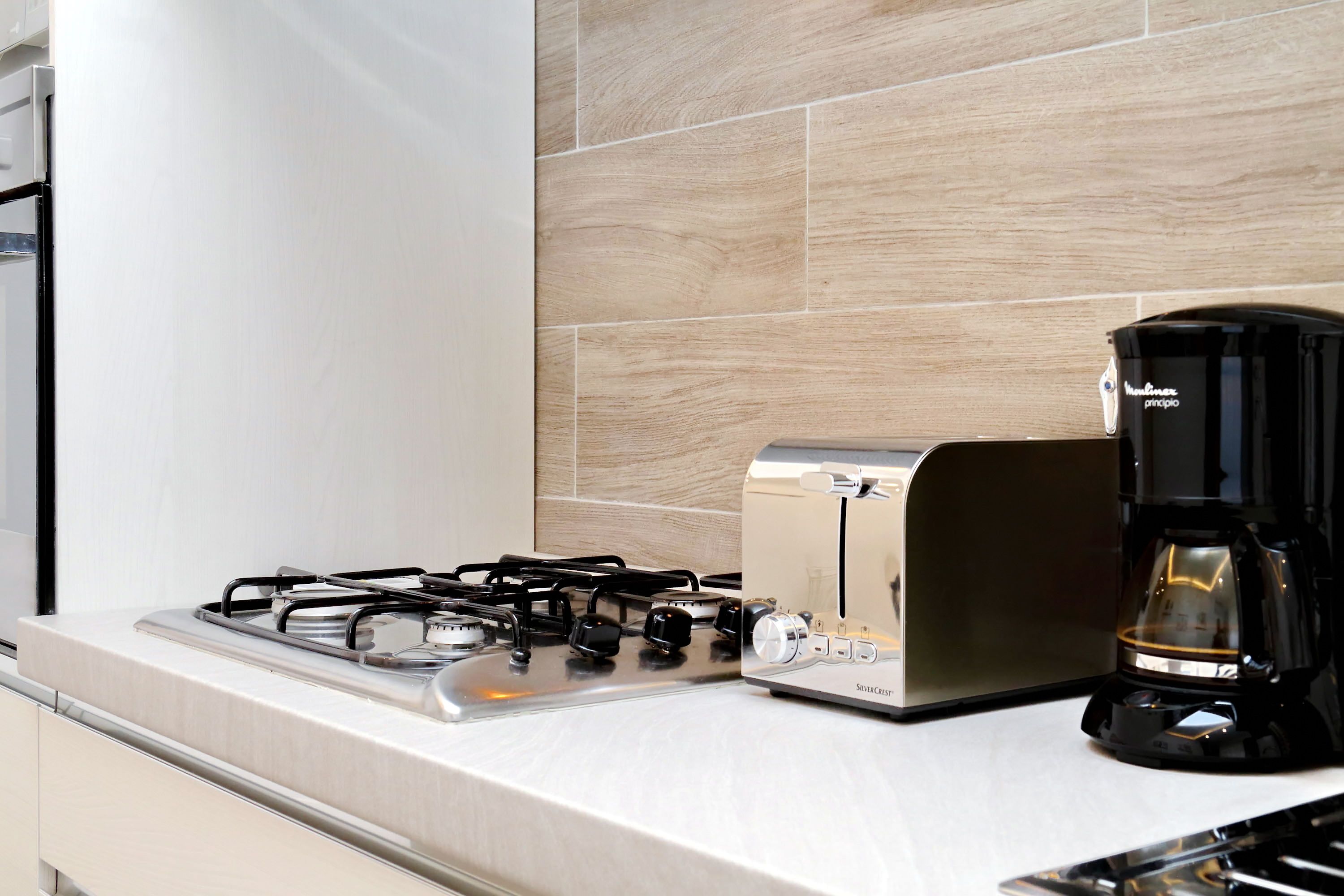 Apartamento, 2 quartos | Kitchenette privada | Um frigorífico/congelador grande, um micro-ondas, um forno 