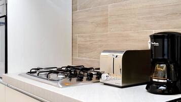 Apartamento, 2 quartos | Kitchenette privada | Um frigorífico/congelador grande, um micro-ondas, um forno