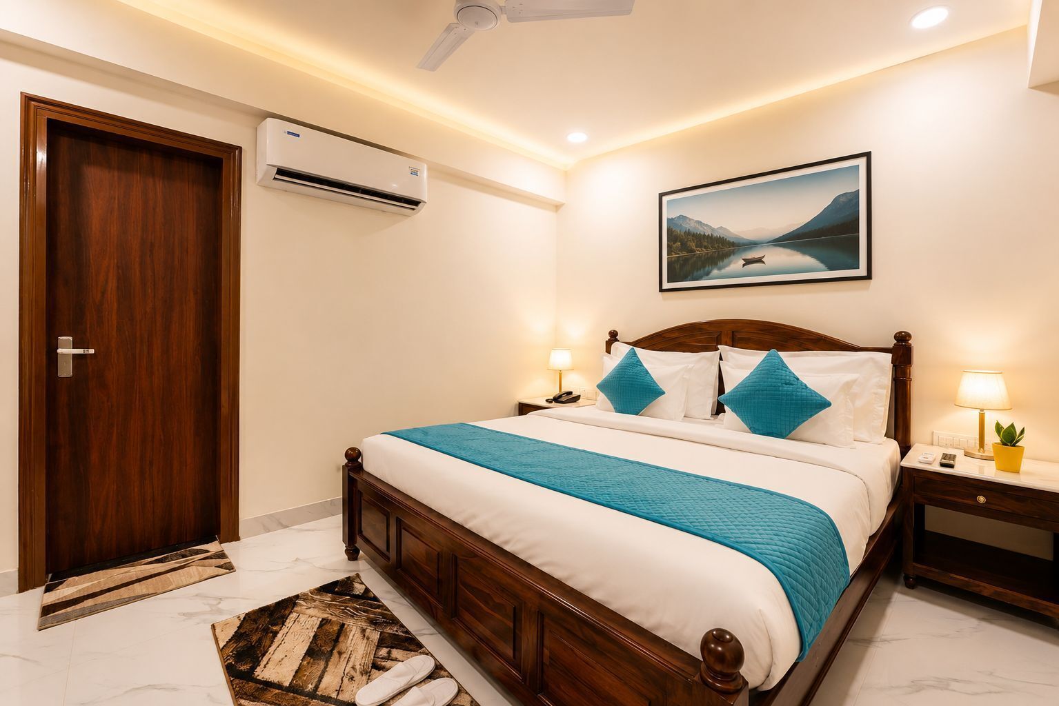 Quarto de hotel com cama de madeira, pintura de um lago, ar condicionado e mesa de cabeceira com abajur.