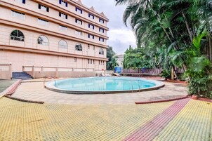Piscina exterior, espreguiçadeiras