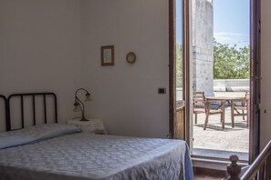 Suíte, 2 quartos, varanda | Wi-Fi de cortesia, roupa de cama